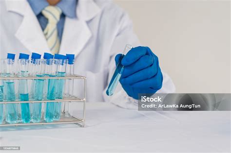 파이펫은 샘플을 테스트 튜브로 낮춥춥습니다 클로즈업 과학자들은 실험실에서 분자와 원자를 가진 분자 모형 Dna 과학적인 배경으로 실험하고 연구하고 있습니다 의료 과학 Dna