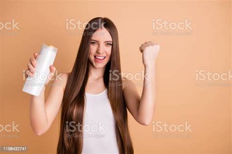 초상화 의 황홀 한 사랑 스러운 십대 제기 주먹 달성 우수한 헤어 스타일 비명 외침 예 기쁘게 해결 건강 문제 손상 된 마른 이발 착용 상단 흰색 베이지 색 건조한에 대한