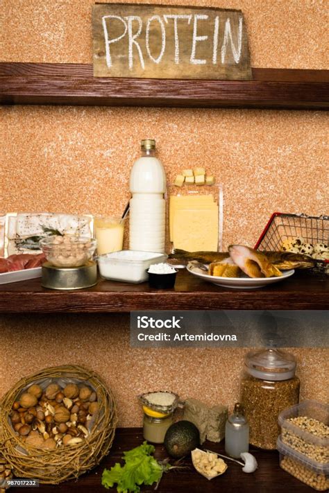 건강 한 단백질 소스 및 바디 빌딩 식품의 구색 고기 생선 닭고기 미트볼 달걀 유제품 치즈 요구르트 아보카도 콩 견과류 귀리 식사 아보카도 메 밀 라 드 상위 뷰 가금류에