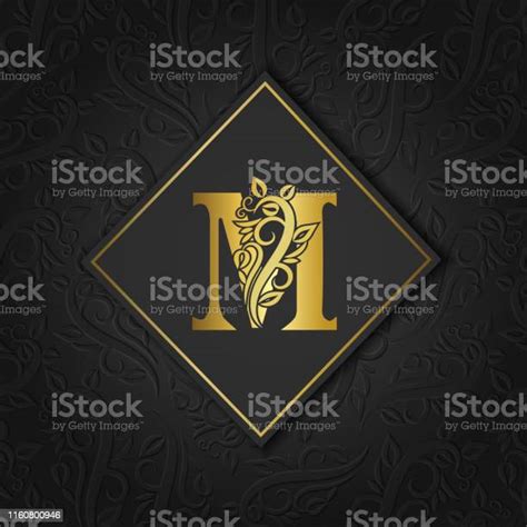 꽃 별도 배경에 고립 된 우아한 꽃 윤곽골드 레터 M 로고 엠블럼 모노그램 초대장 브랜드 이름 카드 표지 패션에 좋은 프리미엄 문자 또는 배경 로얄 스타일 모노그램에 대한
