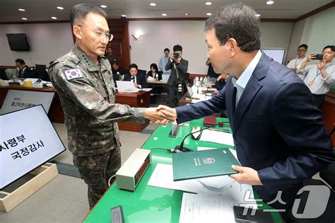 [국감] 선서문 전달하는 고창준 제2작전사령관 뉴스1