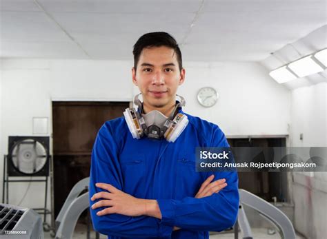 기업가 사업가 중소기업 소유자 차고 자동차 수리점 화가 점프 수트와 먼지 마스크를 착용 차를 연마 30 34세에 대한 스톡 사진