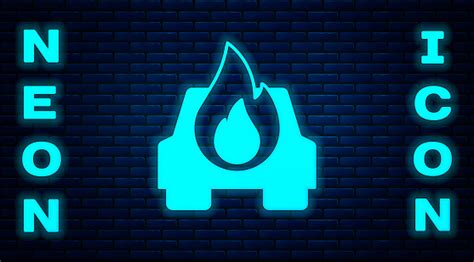 벽돌 벽 배경에 고립 된 빛나는 네온 불타는 자동차 아이콘 불에 자동차 화재와 연기로 덮인 깨진 자동차 벡터 거리에 대한 스톡