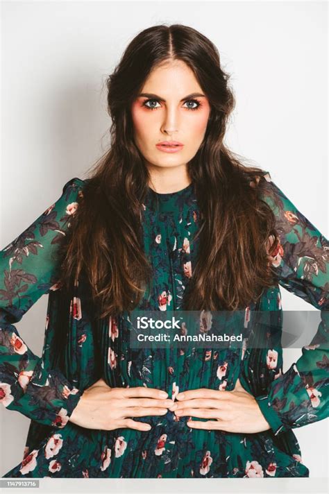 긴 어두운 머리를 가진 아름 다운 여자의 스튜디오 샷 밝은 분홍색 메이크업 녹색 드레스를 입고 허리에 손을 유지 눈 신체 부분에 대한 스톡 사진 및 기타 이미지 Istock