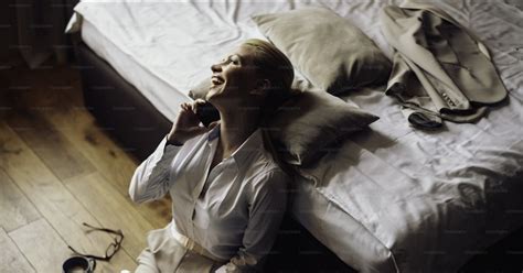 호텔 방에서 일하는 사업가 무릎 위에서 일하는 아름다운 젊은 여자 사진 Unsplash의 사무실 이미지