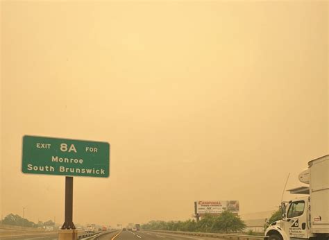 짙은 노란색 연기로 뒤덮인 고속도로 연합뉴스