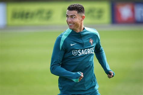 Locura por Cristiano Ronaldo en Eslovenia subastan cama donde durmió el portugués en Liubliana