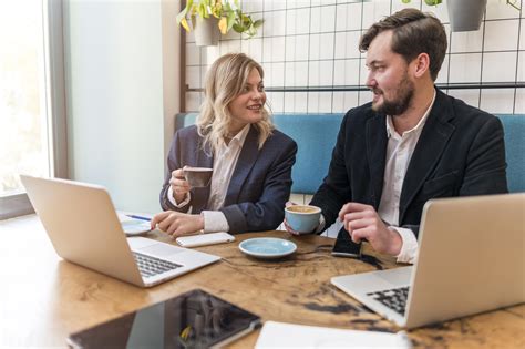 ВЦИОМ Каждый второй россиянин выступает против запрета романтических отношений на работе