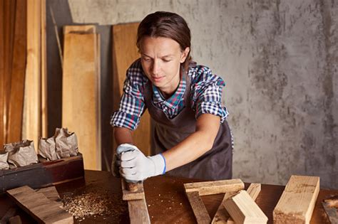 목공 작업장에서 나무를 심는 여성 손 비행기로 일하는 목수 여성 나무 테이블에 장비로 작업하는 소녀 목수에 대한 스톡 사진 및