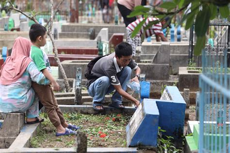 Tradisi Ziarah Kubur Jelang Ramadan di Makassar | Celebes Images
