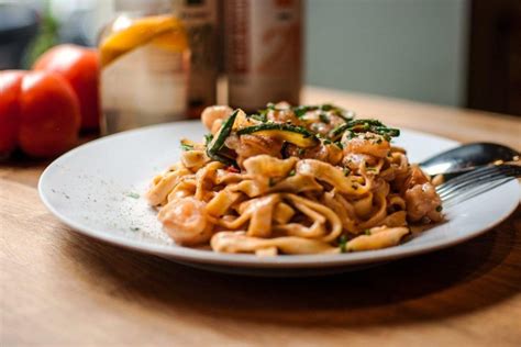Макарони по-флотськи на сковороді – проста й апетитна страва