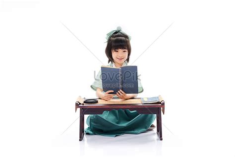 한피를 입은 어린 소녀는 고대 책의 이미지를 읽어 사진 무료 다운로드 Lovepik