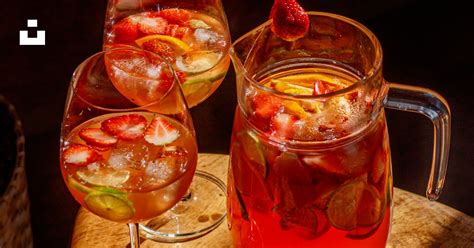 테이블 위에 차 주전자와 차 세 잔 사진 Unsplash의 무료 Kyampa 소셜 허브 이미지