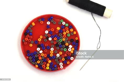 바늘과 색상 구슬마무리 패션 의류에 사용 비드 목걸이 패션 여성을위한 구슬 비드 크로 셰 뜨개질을합니다 매일 비딩 0명에 대한 스톡 사진 및 기타 이미지 Istock