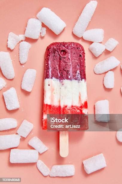 올해의 색상 배경에 얼음 조각 막대기에 여러 가지 빛깔의 베리 아이스크림 2019 살아있는 산호 팬 톤 평면도 가지 식물 부위에 대한 스톡 사진 및 기타 이미지 Istock