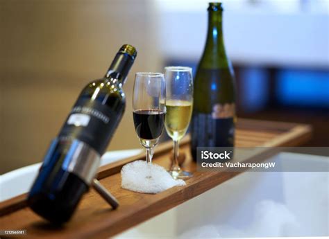 욕조에 거품과 나무 Palatte에 키가 큰 안경에 빨간색과 흰색 와인 개념에 대한 스톡 사진 및 기타 이미지 개념 개념과 주제 검은색 Istock