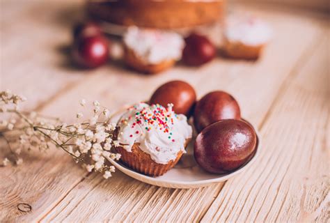 전통적인 부활절 케이크와 꽃이 만발한 나무 가지와 부활절 달걀 부활절 테이블 검은색에 대한 스톡 사진 및 기타 이미지 검은색 기독교 깃털 Istock