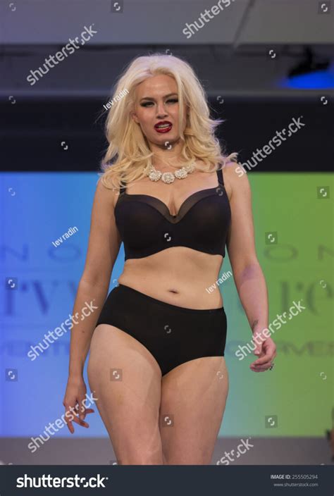 9 Hot Sexy Gia Genevieve Bikini Pics