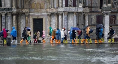 Двама души станаха жертва на поройните дъждове в Северна Италия