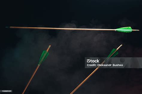 3 개의 나무 화살 1 개 비행 아름 다운 스모그 배경입니다 중세 무기는 수 제입니다 양궁에 대한 스톡 사진 및 기타 이미지 양궁 중세 0명 Istock
