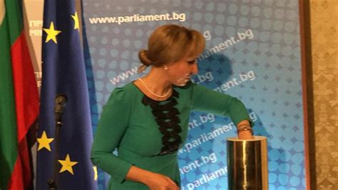 Омбудсманът Диана Ковачева постави „жива“ вода за децата на 2030 г година в Капсула на