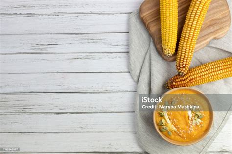 밝은 회색 섬유 옥수수를 사용하여 흰색 나무 배경에 그릇에 호박 크림 수프 평평한 평신도 복사 공간 가을에 대한 스톡 사진 및 기타 이미지 Istock