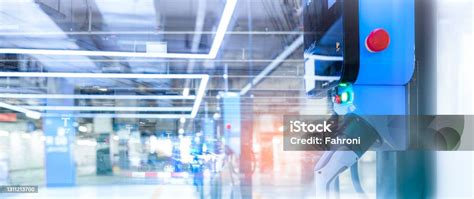 충전 Ev 배터리에 대한 흐린 전기 자동차 충전 스테이션 전기 엔진으로 차량을 연결합니다 Ev 충전기 청정 에너지 주차장의 충전 지점 미래의 운송 기술 전기 자동차 대체