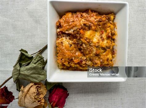 다진 고기와 으깬 감자를 곁들인 전통 영국 요리인 셰퍼드 파이 0명에 대한 스톡 사진 및 기타 이미지 0명 가루로 빻은 감자 그라탕 Istock