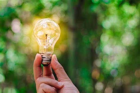 지구 온난화를 줄이기 위해 에너지를 절약하십시오 창의적인 아이디어 개념 새로운 아이디어를 위한 전구 생각을 위한 개체 디자인