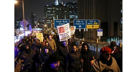 Протест в Ню Йорк след освобождаването на полицаи застреляли 12 годишно момче снимки