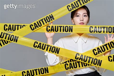경계선 경고표시 심볼 노랑색 금지 격리 여성 불편함 어두운표정 번아웃증후군 스트레스 이미지 Jv13031999 게티이미지뱅크