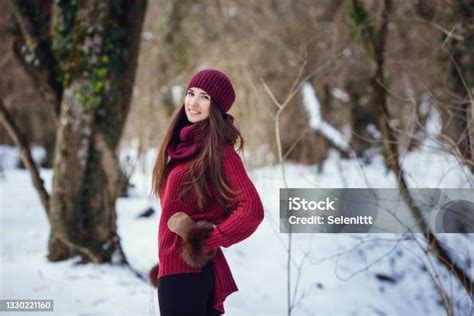 겨울 숲에서 따뜻한 겨울 옷과 모자를 쓰고 눈이 내리는 소녀 25 29세에 대한 스톡 사진 및 기타 이미지 25 29세 겨울 귀여운 Istock