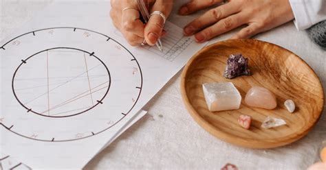 종이와 촛불이 있는 테이블에 앉아 있는 사람 사진 Unsplash의 운세 이미지