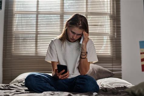 Chica Estresada Con Una Botella De Pastillas Mirando A Través De