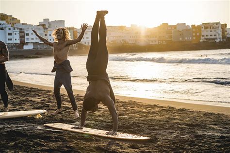 서핑 세션 전에 해변에서 워밍업을하는 다세대 서퍼 남자 라이프 스타일과 익스트림 스포츠 컨셉 코카서스 남자 얼굴에 주요 초점 2