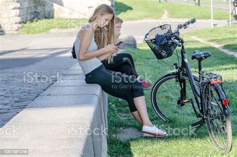 여름 낮 벽 및 크 라 코 프 폴란드에서 Vistula 강 자전거 경로 따라 문자 메시지에 앉아 여자 2명에 대한 스톡 사진 및 기타 이미지 Istock