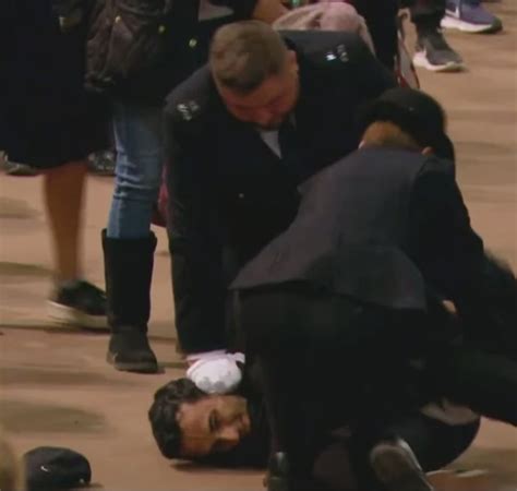 Queen Elizabeth Ii Man Arrested After Rushing Queens Coffin Lying In State At Westminster Hall