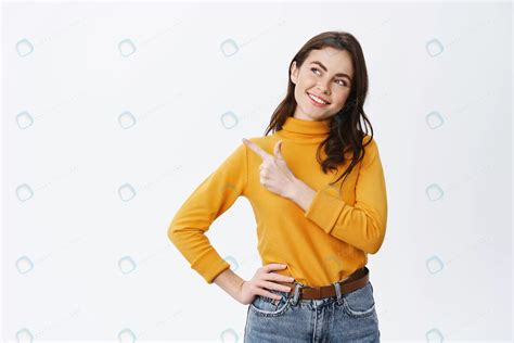 عکس دختر خوش روی در حال اشاره مرجع دانلود فایل