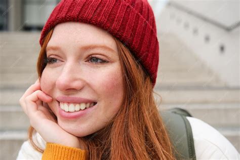 Primer Plano Retrato De Hermosa Chica Pelirroja Con Sombrero Rojo Mujer