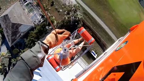 Кадри от хеликоптер показват спасяването на бедстващи след урагана „Иън” видео •