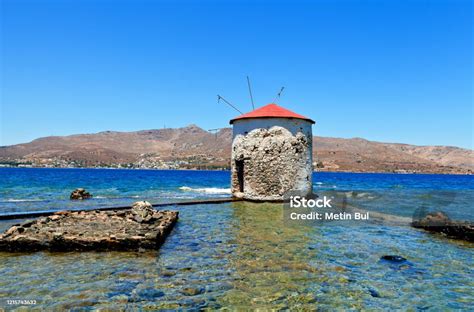 아지아 마리나 마을 레로스 섬 도데카네스 제도 그리스의 바다에 지어진 오래된 전통 풍차 0명에 대한 스톡 사진 및 기타 이미지 Istock