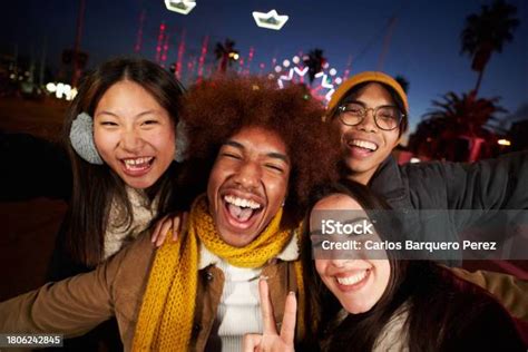 다문화 젊은 그룹 친구들의 들뜬 크리스마스 셀카 사진을 찍고 있는 행복한 동료 4명 우정에 대한 스톡 사진 및 기타 이미지