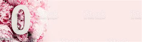 크리에이티브 레이아웃 분홍색 모란 꽃과 번호 0 생일 인사말 카드 기념일 컨셉 맨 위 보기입니다 공간을 복사합니다 꽃 배경 위에 세련된 흰색 문자 O 숫자 0 0에 대한
