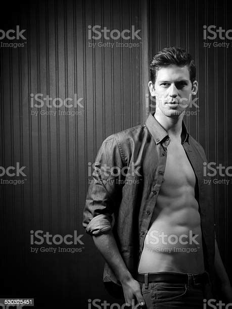 มั่นใจนักกีฬาชายในเสื้อไม่มีกระดุม ภาพสต็อก ดาวน์โหลดรูปภาพตอนนี้ กระดานซักผ้า กล้ามเนื้อ