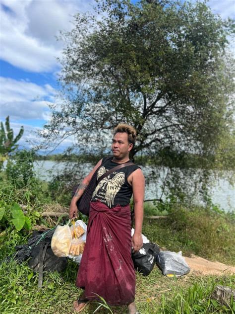 Lamin Aung မေးအုံး ကျမ ခလေး လွယ်ထားရပီ အစောင်ရေ ၂၀၀ Facebook