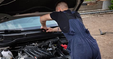 집 밖의 검사하다 고치다 교통 구부러진 기사 기술 기술적인 작업 남자 낮 노동 뒷모습 문제 해결 보수 서비스 서비스업 수리 수리 작업