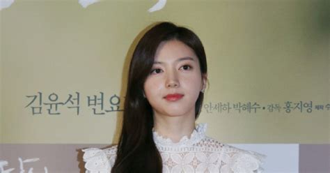 채서진 눈길 사로 잡는 늘씬한 각선미 당신 거기 있어줄래요