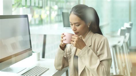 사무실 방에서 커피 휴식을 마시는 여성 사무직 노동자의 유리 창을 통해 보기 기업가에 대한 스톡 사진 및 기타 이미지 기업가 마시기 마실 것 Istock