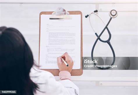 평면도 손 또는 의사가 클립보드에 병원 처방전 의료 연구 또는 서명 컨설팅 양식에 글을 씁니다 건강 생명 보험 또는 도움을 위한 여성 청진기 또는 의료 서류 문서 칠하기에