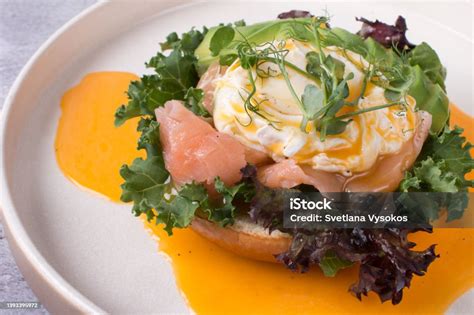 연어와 아보카도를 곁들인 데친 달걀을 곁들인 레스토랑 요리 Brioche 채소가 들어간 맛있는 빵 0명에 대한 스톡 사진 및 기타 이미지 Istock